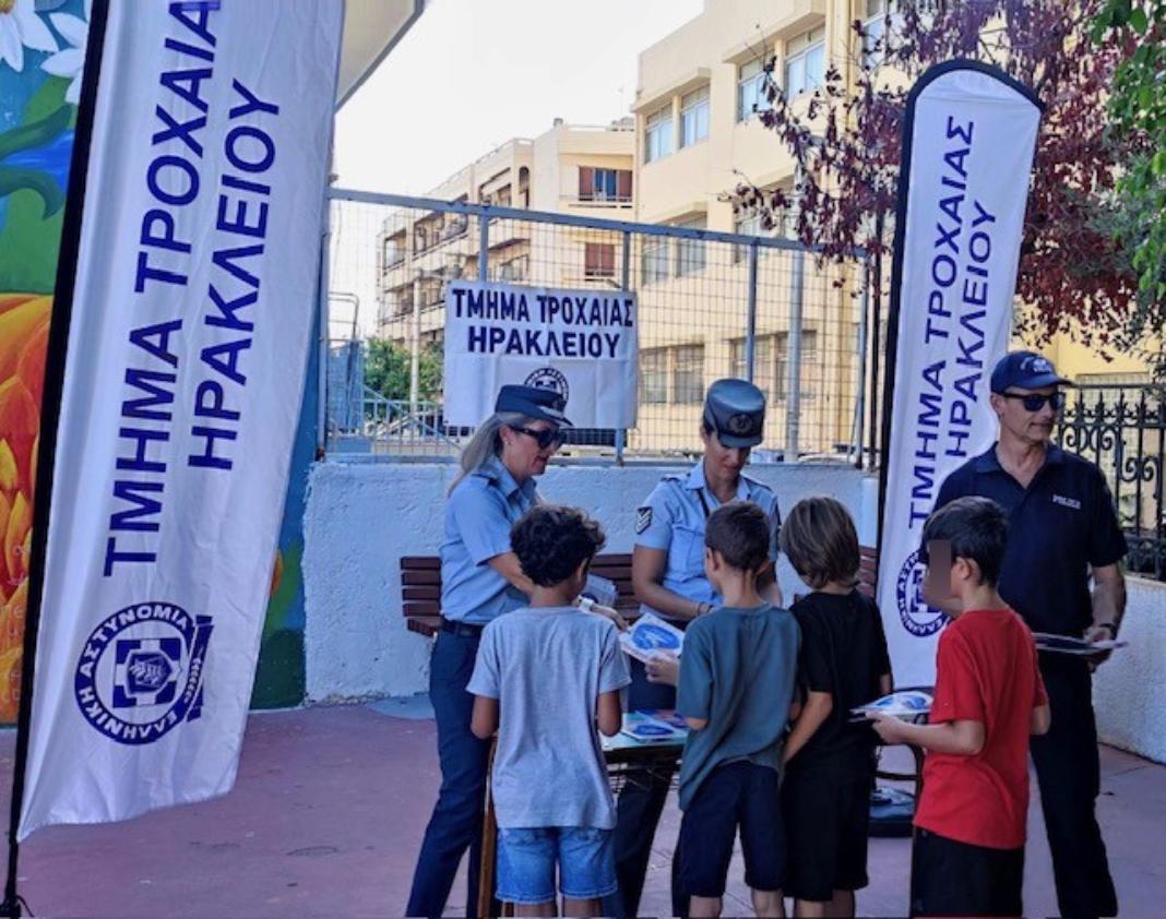 Κρήτη: Ευχές για καλή σχολική χρονιά και ενημερωτικά φυλλάδια μοίρασαν ...