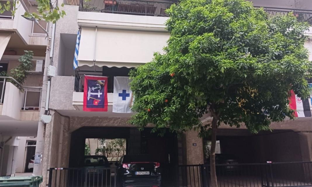 25η Μαρτίου: Ένα μπαλκόνι γεμάτο σημαίες της Επανάστασης - CRETA24