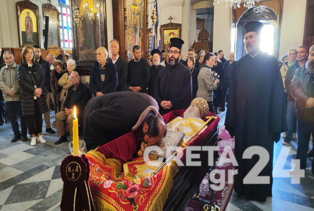 Συγκίνηση στο «ύστατο χαίρε» στον μακαριστό Μητροπολίτη Δαμασκηνό ...