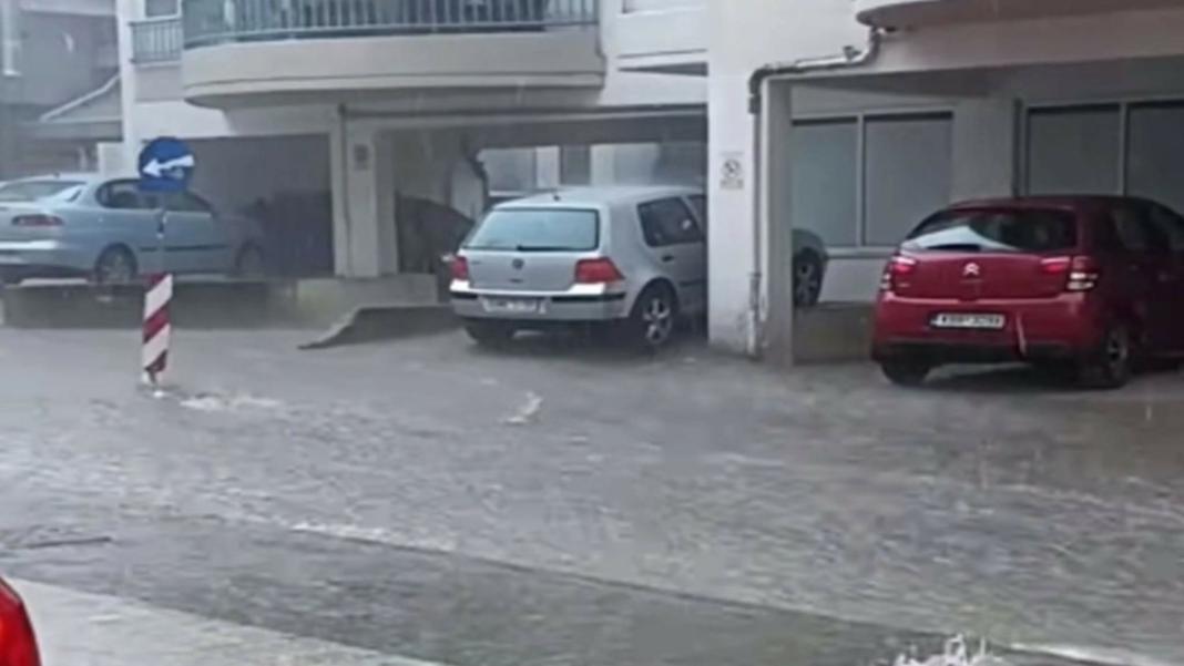 Πινακίδα βγαίνει βόλτα στην βροχή και γίνεται viral! (βίντεο) - CRETA24
